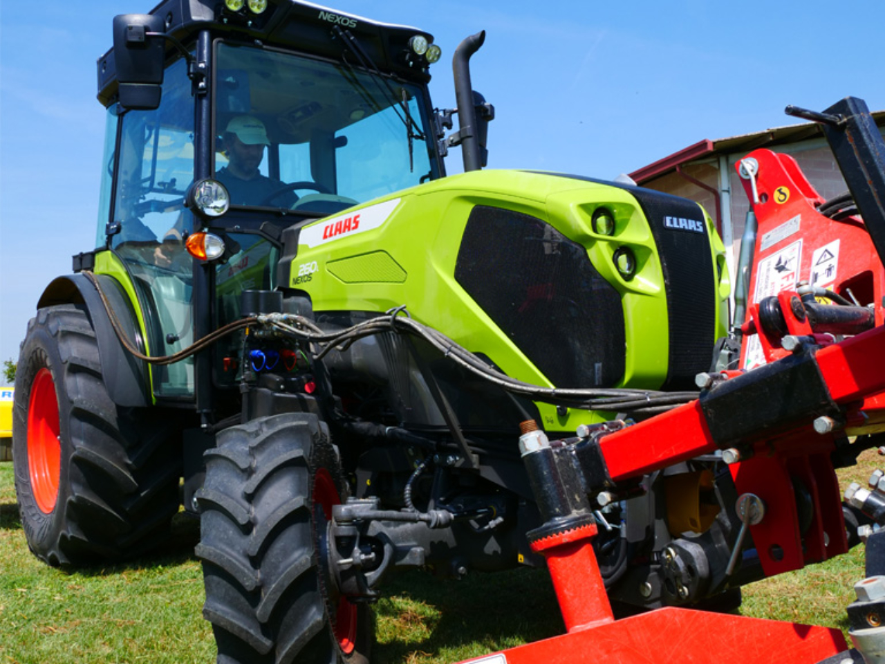 Nuovo approccio ai filari con il Claas Nexos 260 L - L'Informatore Agrario
