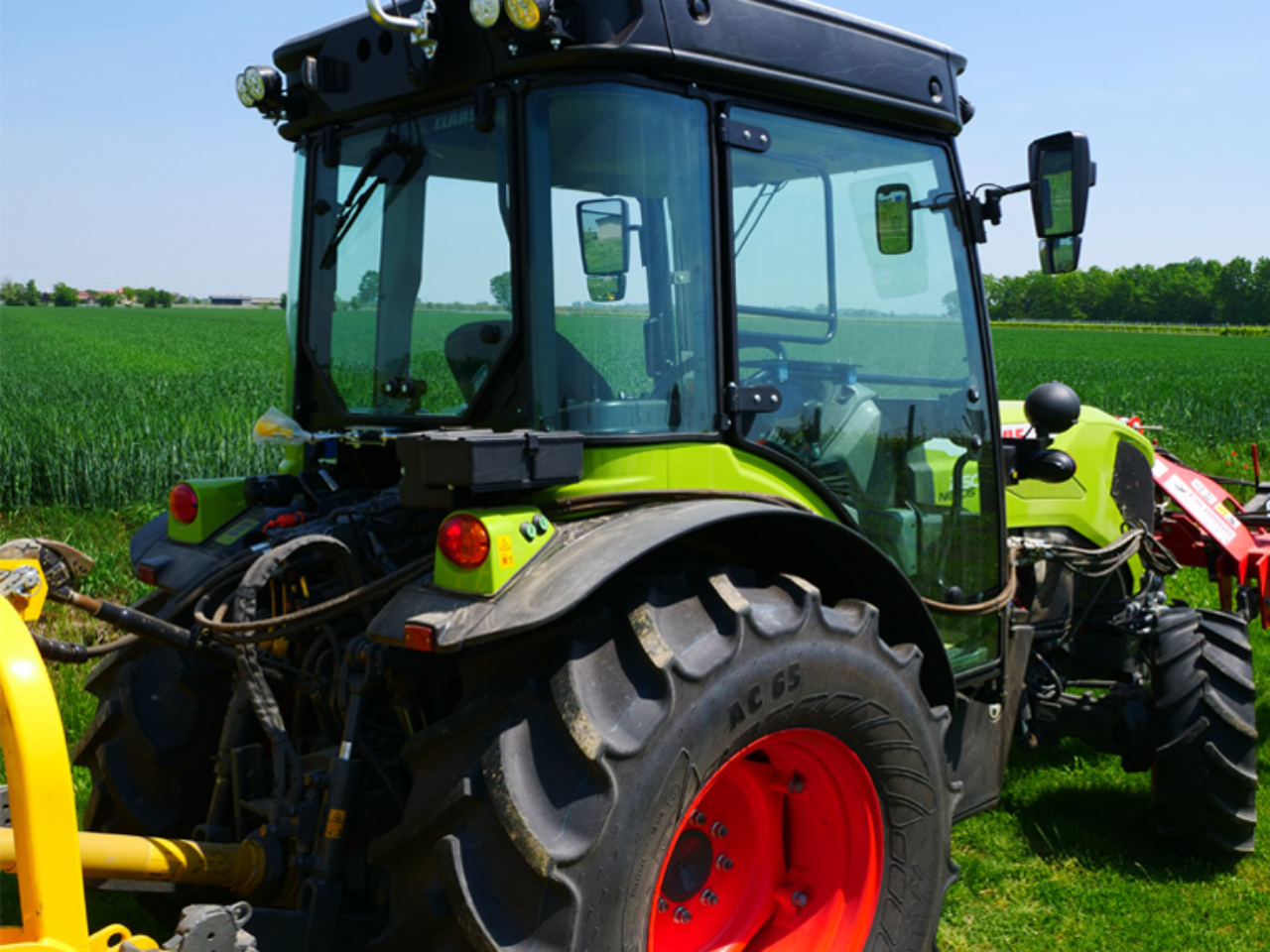 Nuovo approccio ai filari con il Claas Nexos 260 L - L'Informatore Agrario